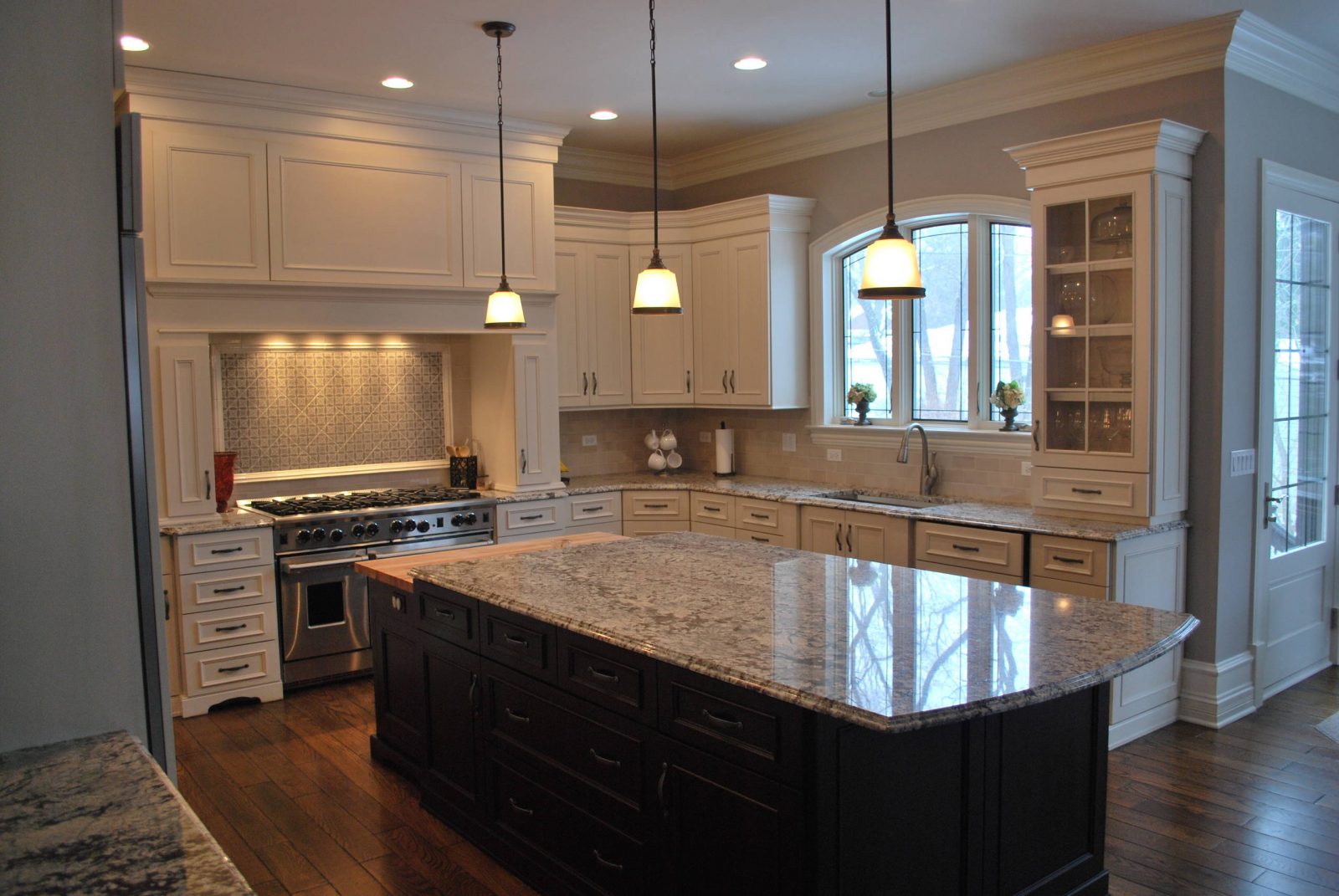 17 Best Antique White Cabinets Combinations For Most Fascinating Looks
