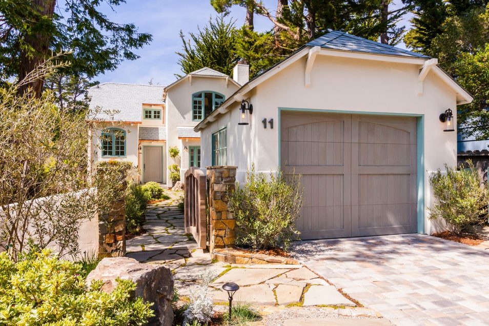 10 Attractive Garage in front of House Designs for Both Functions and ...