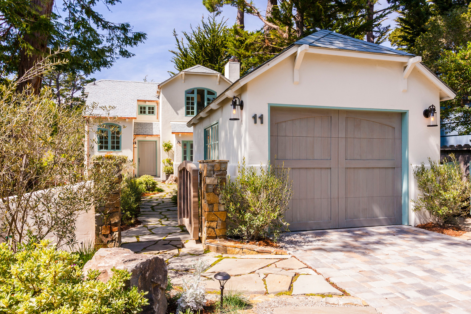 10 Attractive Garage in front of House Designs for Both Functions and ...