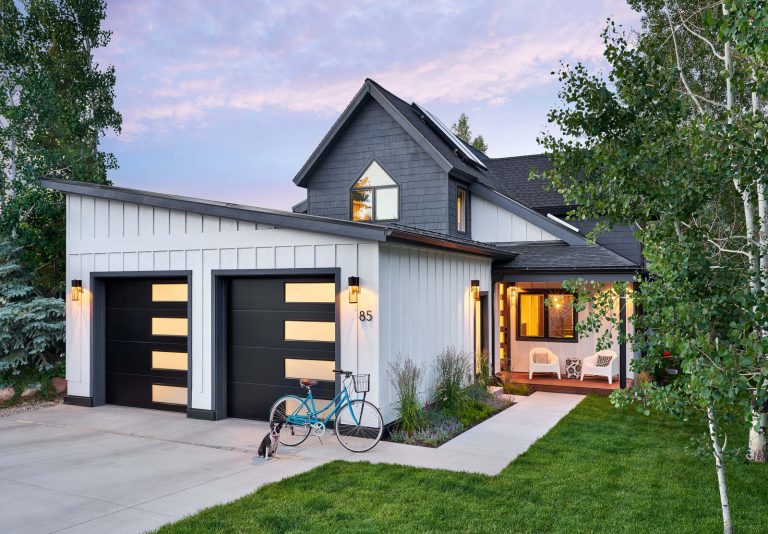 10 Attractive Garage in front of House Designs for Both Functions and ...