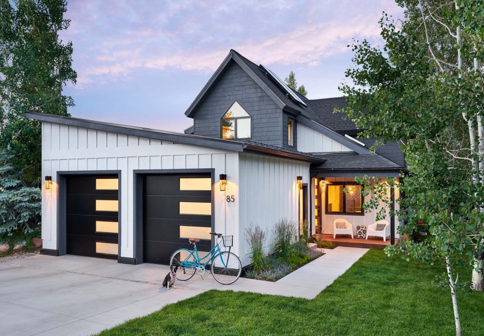 10 Attractive Garage in front of House Designs for Both Functions and ...