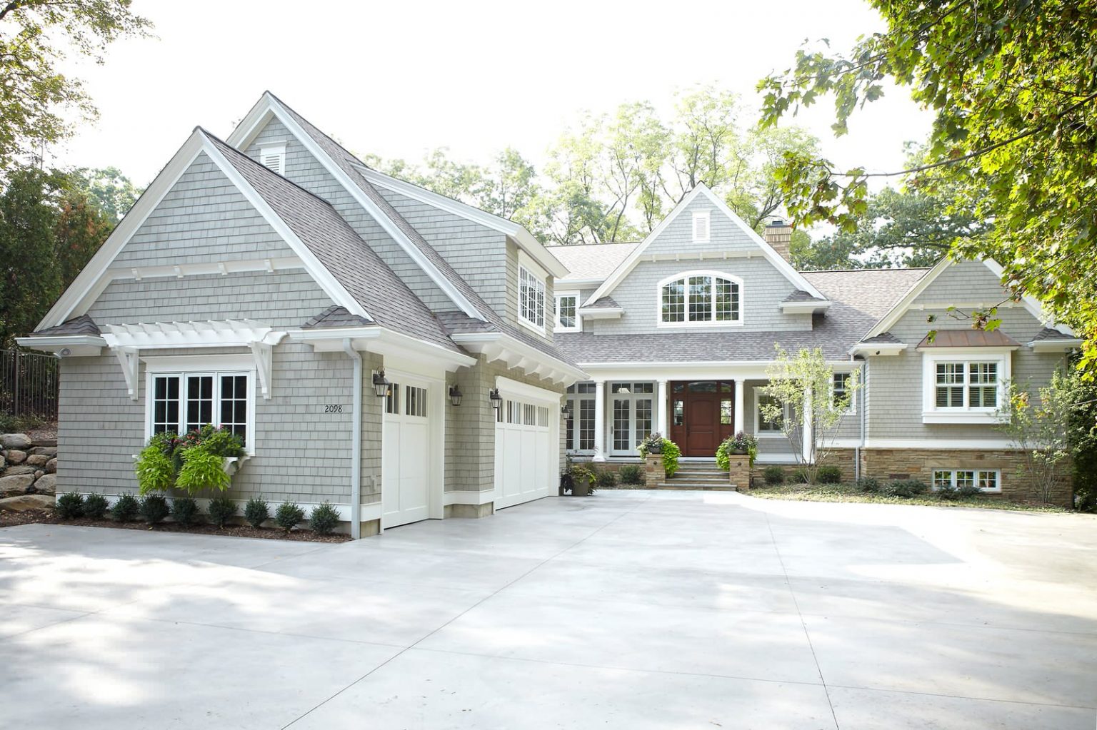 10 Attractive Garage in front of House Designs for Both Functions and ...