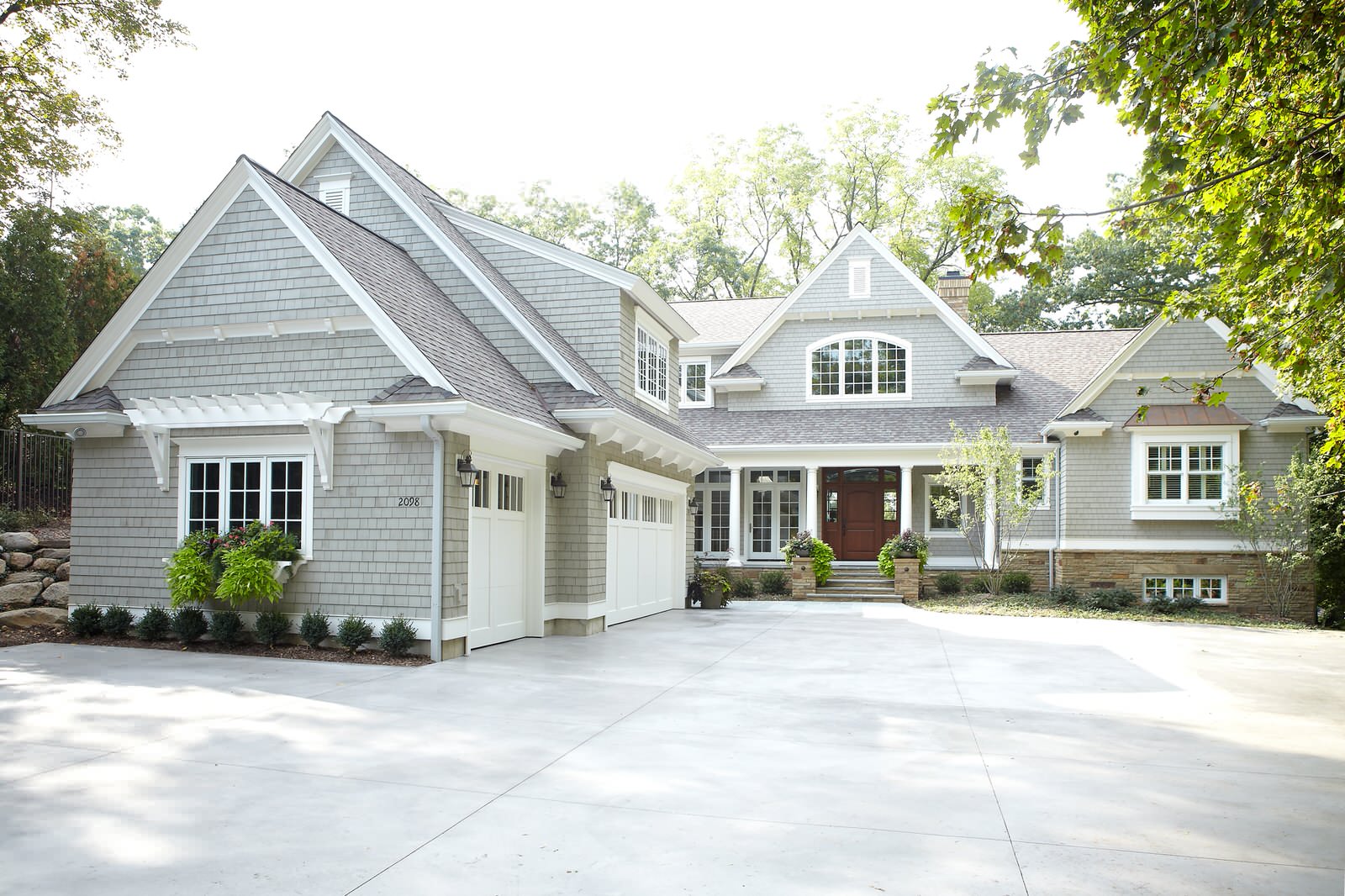 10 Attractive Garage in front of House Designs for Both Functions and ...
