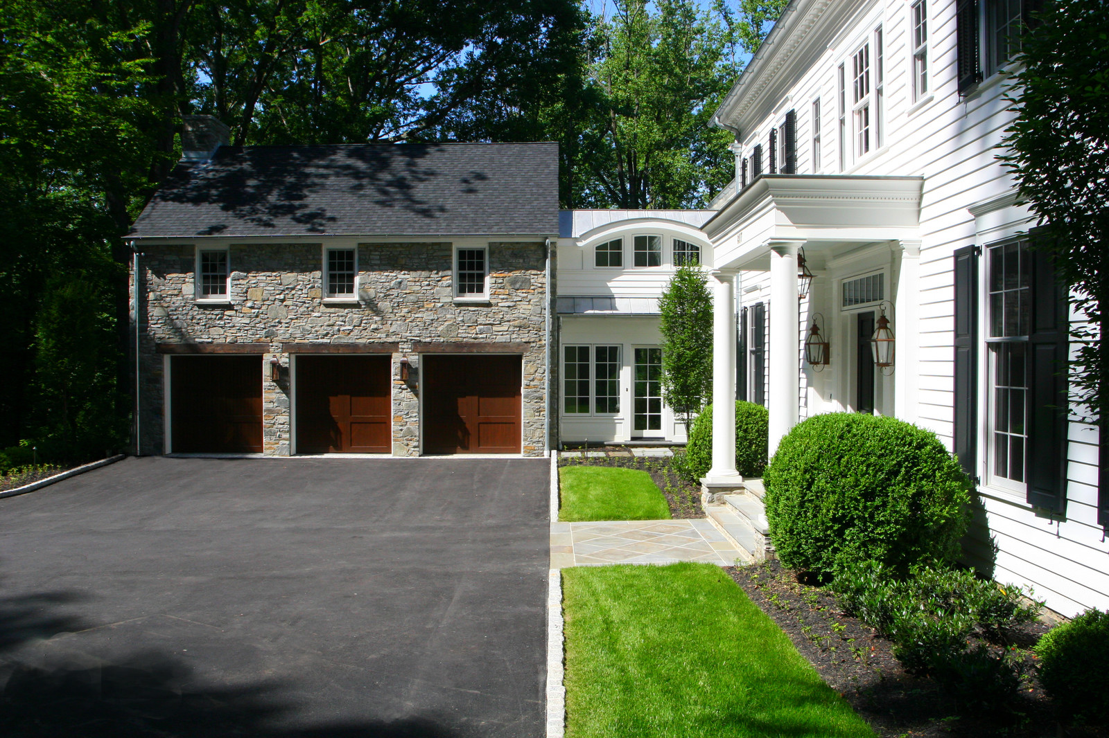 10 Attractive Garage in front of House Designs for Both Functions and ...