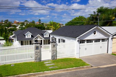 10 Attractive Garage in front of House Designs for Both Functions and ...