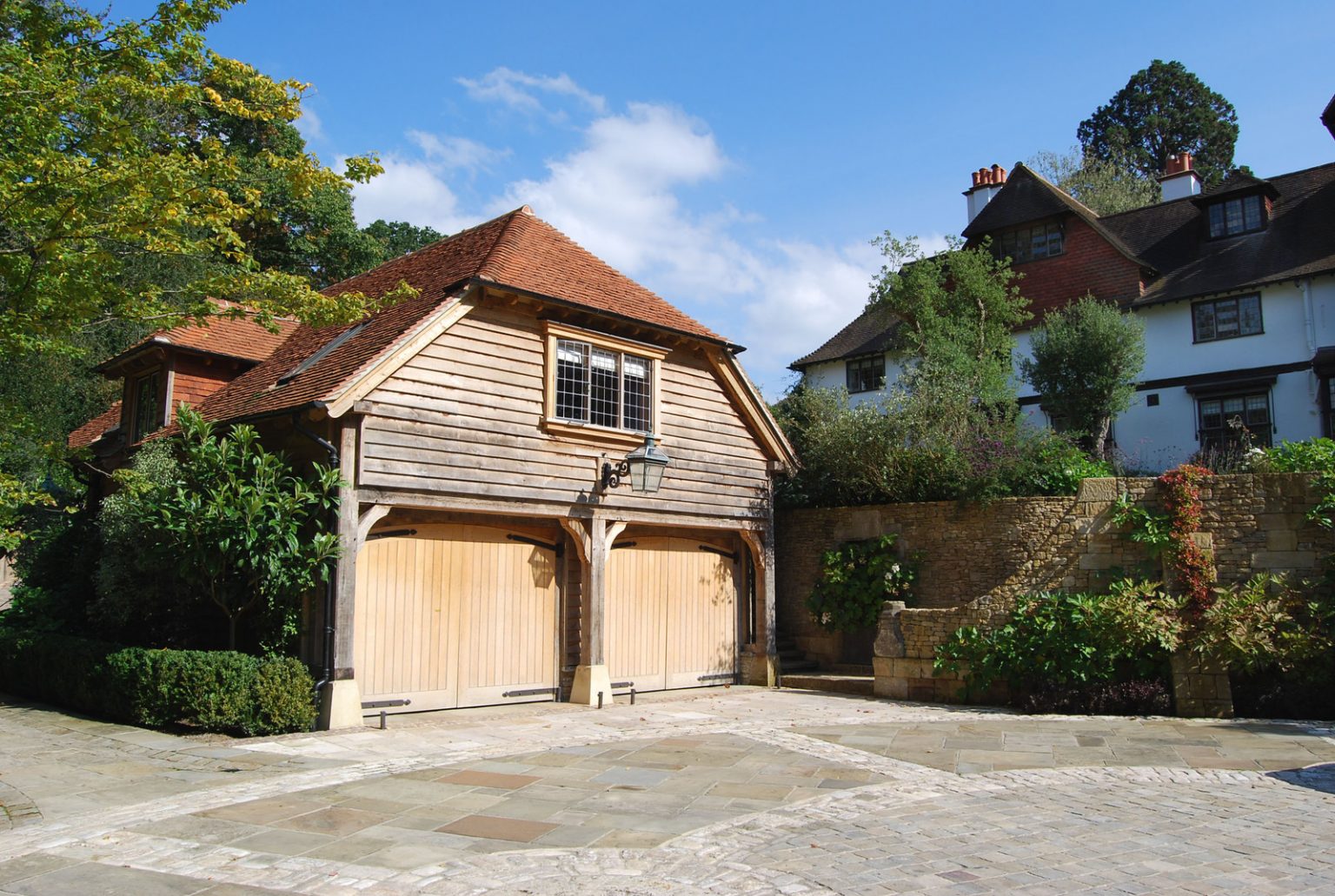 10 Attractive Garage in front of House Designs for Both Functions and ...