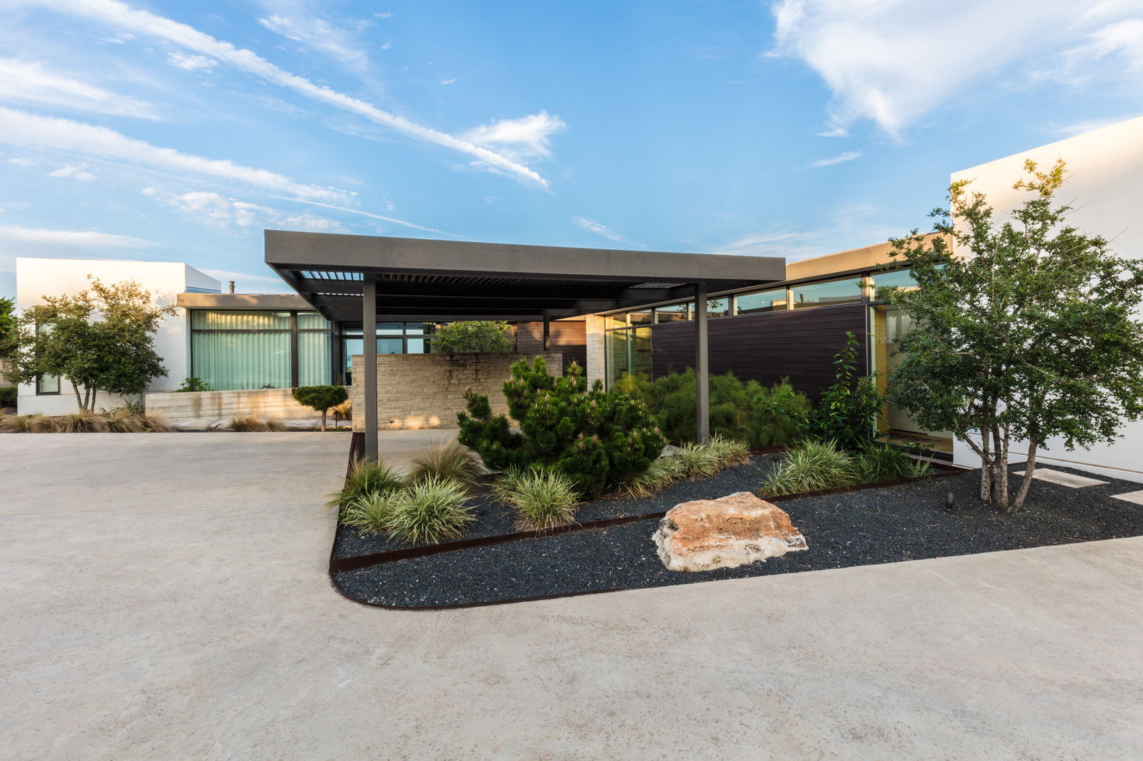 Black Lava Rock Landscaping: 10 Best Ideas to Create a Tranquil ...